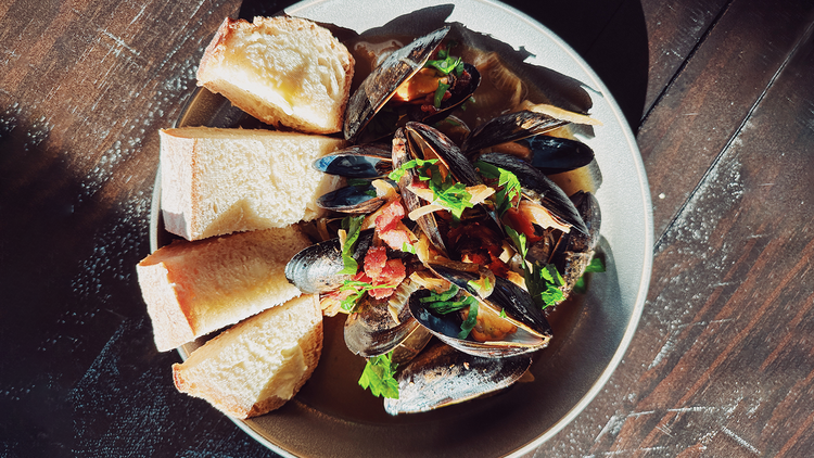 Beer-Braised Mussels with Caramelized Onions & Bacon – Get Maine Lobster